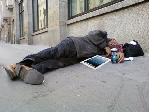 USC Graduate Starts Charity to Give IPads to Homeless | The Sack Of Troy